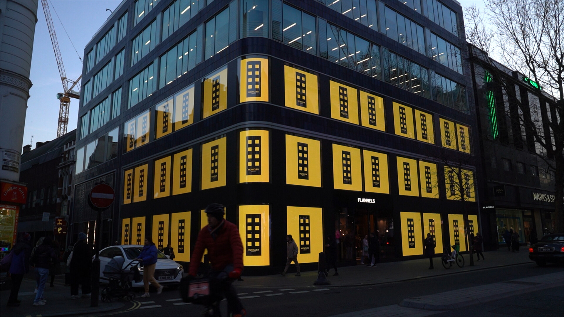 London - Moncler DOOH - Urban Vision